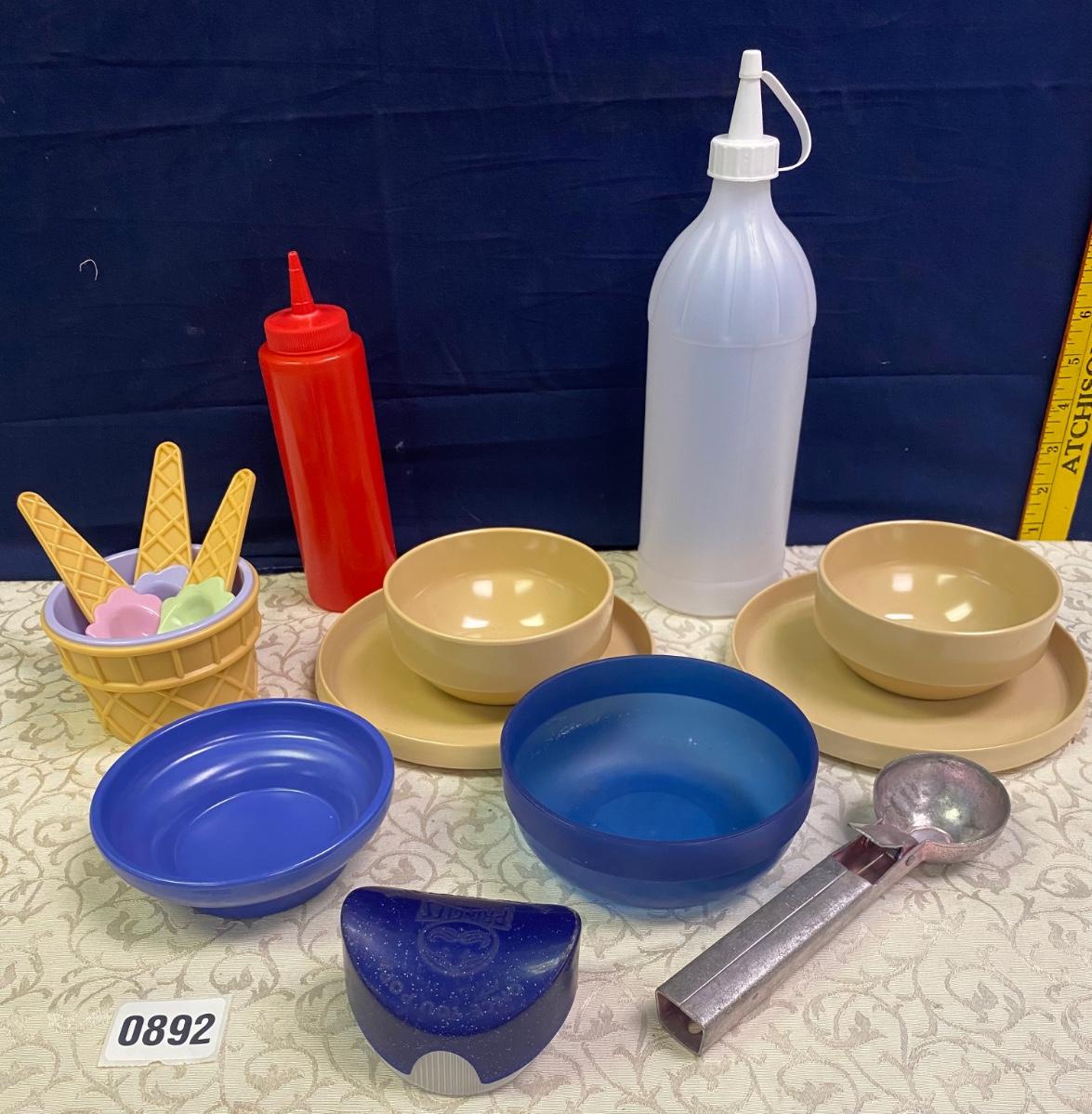 Plastic Set | EstateSales.org