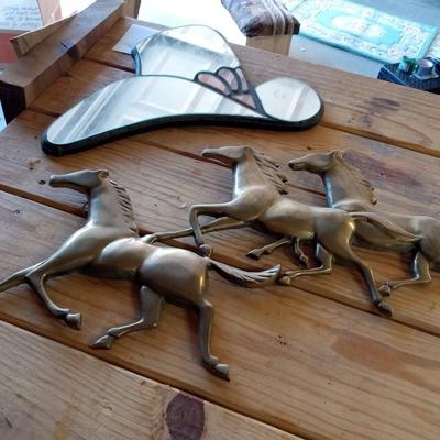 BRASS WALL HUNG HORSES AND A MIRRORED COWBOY HAT | EstateSales.org