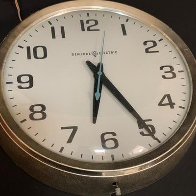 Vintage General Electric Wall Clock, Model 2012 (LR-HS) | EstateSales.org