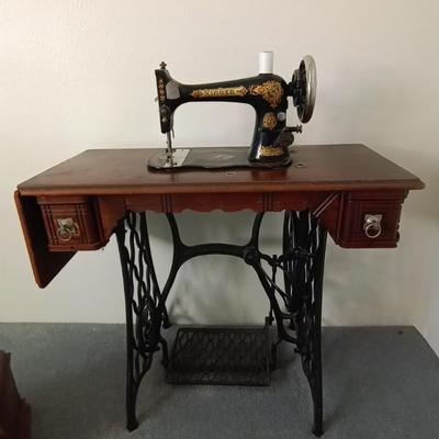 ANTIQUE SINGER SEWING MACHINE VIBRATING SHUTTLE #2 | EstateSales.org