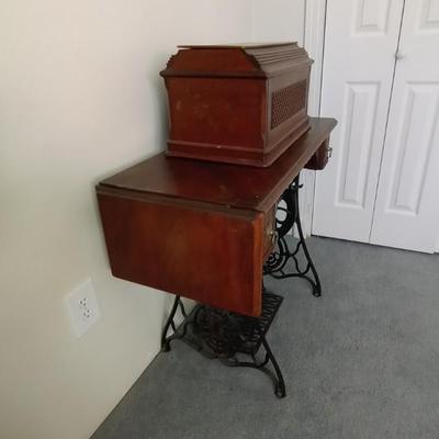 ANTIQUE SINGER SEWING MACHINE VIBRATING SHUTTLE #2 | EstateSales.org