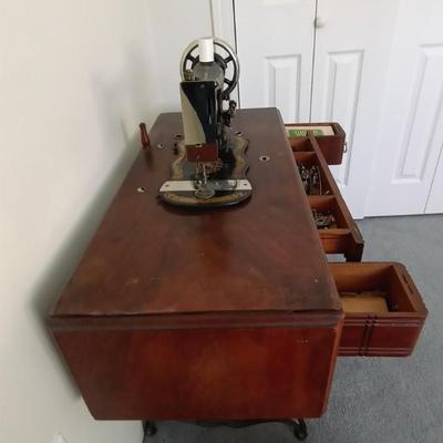 ANTIQUE SINGER SEWING MACHINE VIBRATING SHUTTLE #2 | EstateSales.org
