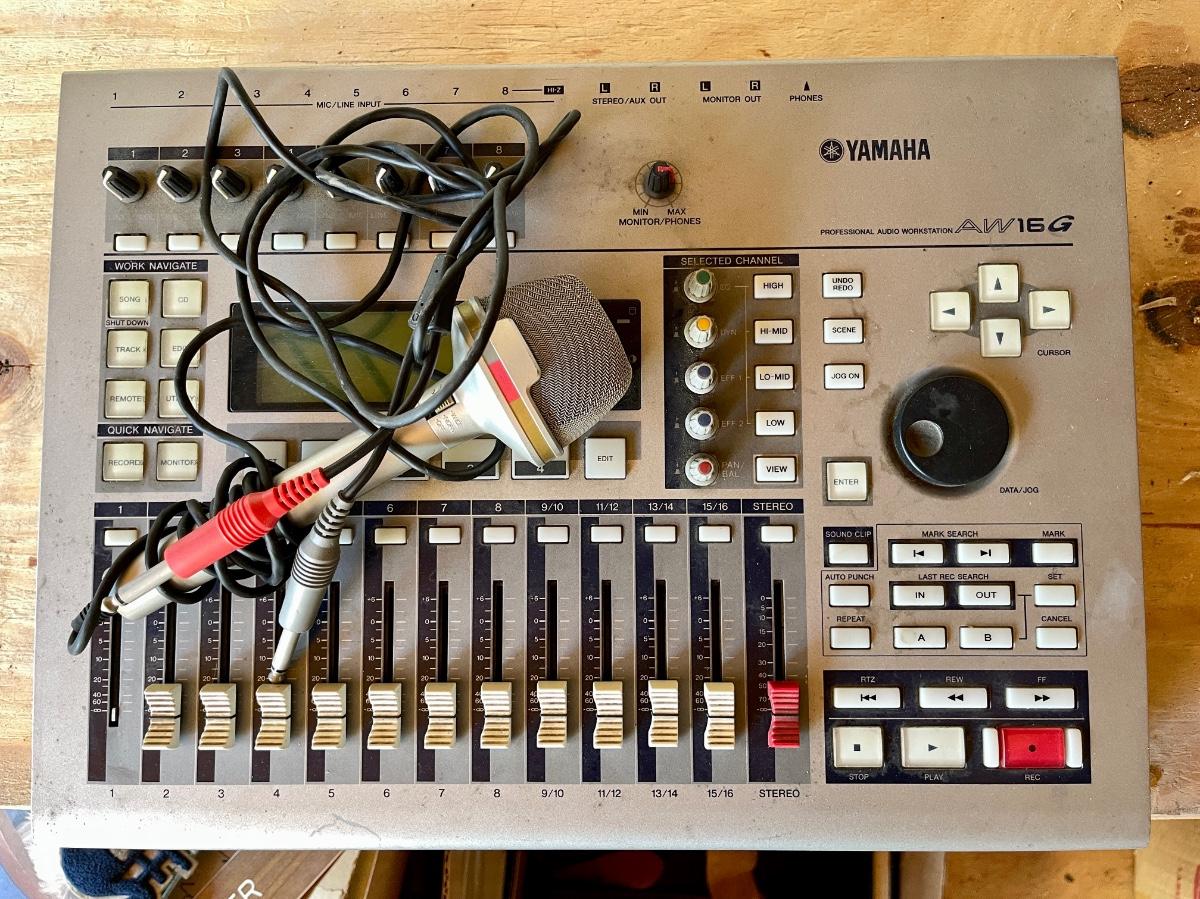 Lot 234 Yamaha Professional Audio Workstation AW16G with Microphone ...