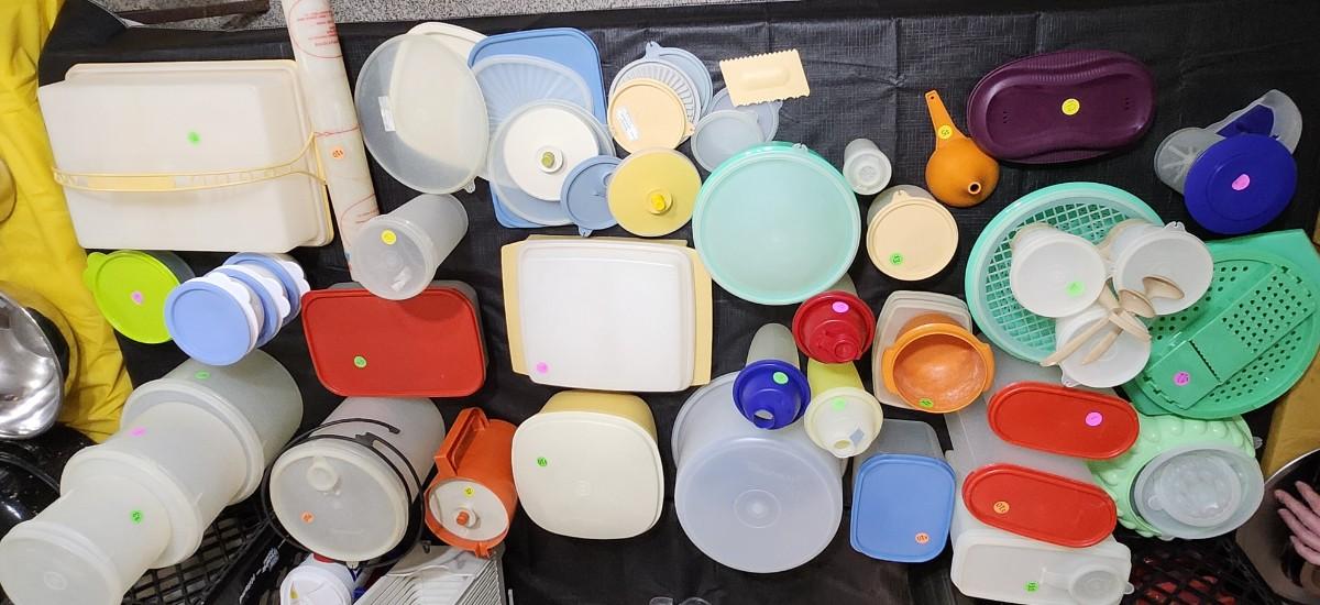 Tupperware Lot | EstateSales.org