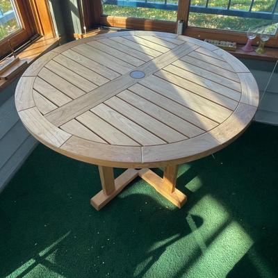 Round wooden Outdoor / Patio table | EstateSales.org