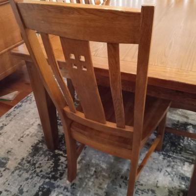 BEAUTIFUL ROYAL OAK DINING TABLE WITH 8 CHAIRS AND 2 LEAVES ...