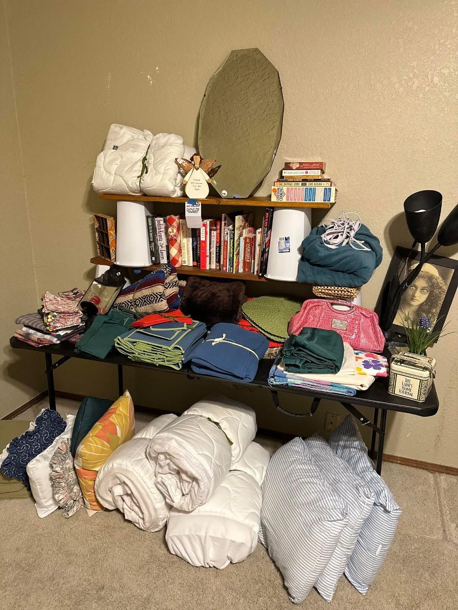 Lot 24: Master Bedroom / Linens selection | EstateSales.org