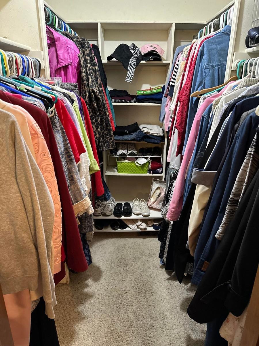 Lot 29: Womens clothing | EstateSales.org