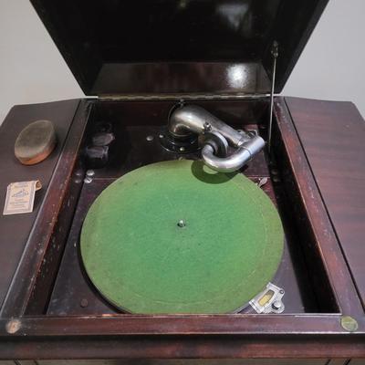 Antique Victor Talking Machine Humpback Console VV240 4132 and Vinyl ...