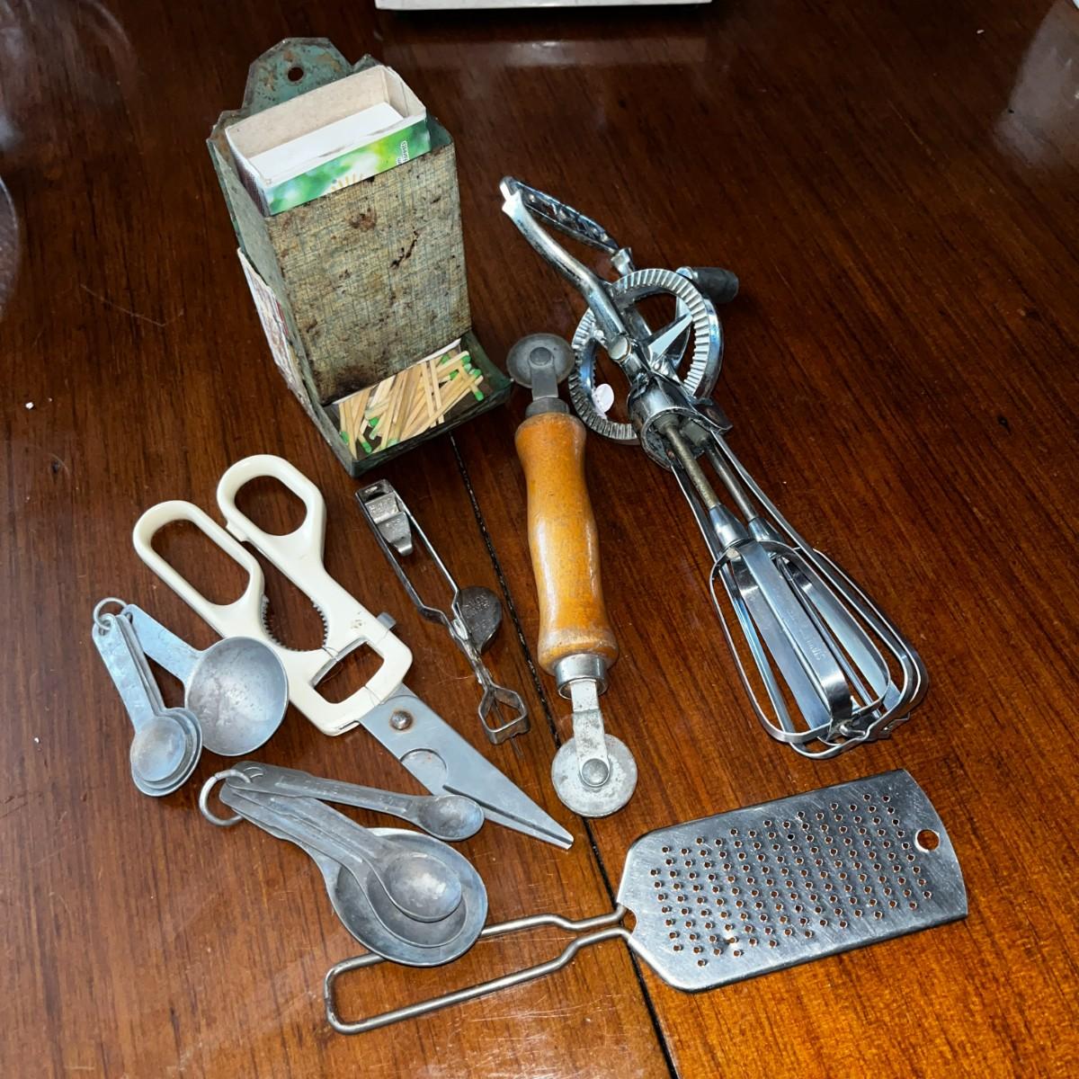 Vintage Kitchen Items | EstateSales.org