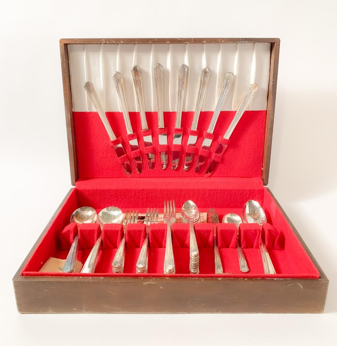 William Rogers & Son 65-pc Silverplate Set | EstateSales.org