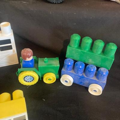 MEGA BLOCKS FARM AND TONKA RODEO TRUCK WITH HORSE TRAILER | EstateSales.org