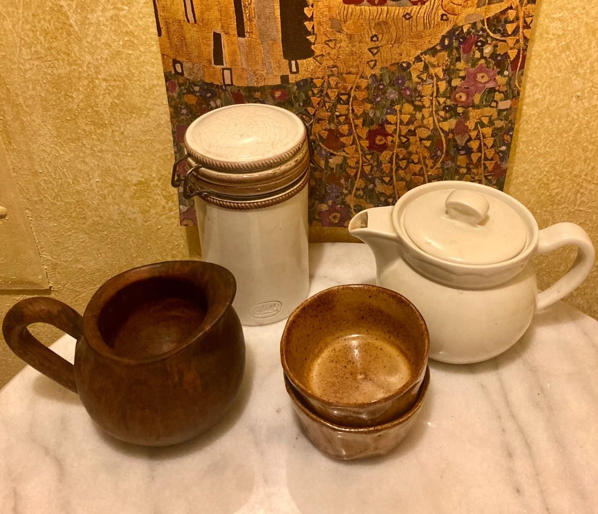 Lot of vintage kitchen items | EstateSales.org