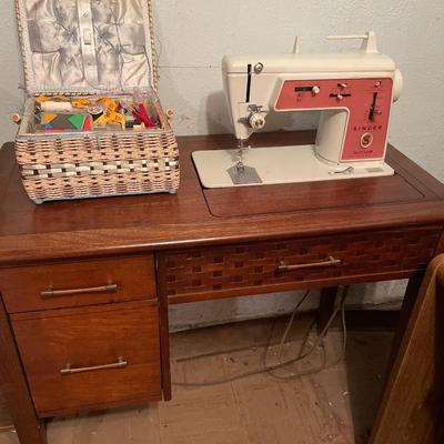 Singer Touch & Sew sewing machine | EstateSales.org