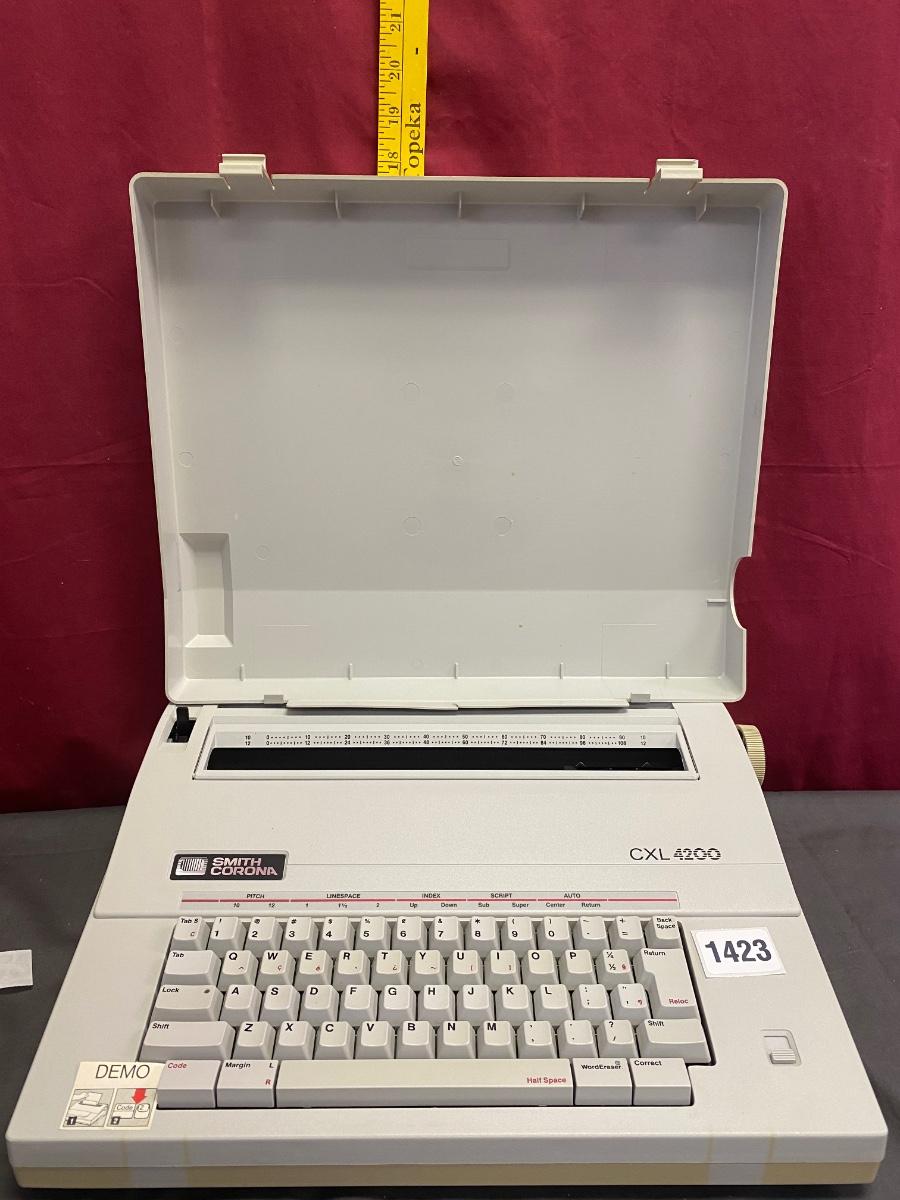 Smith Corona Typewriter | EstateSales.org