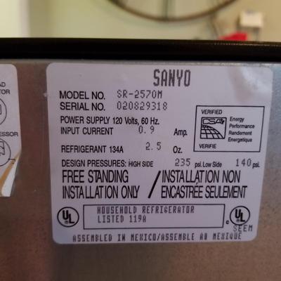 Sanyo Dorm Size Mini Fridge (DN-JS) | EstateSales.org