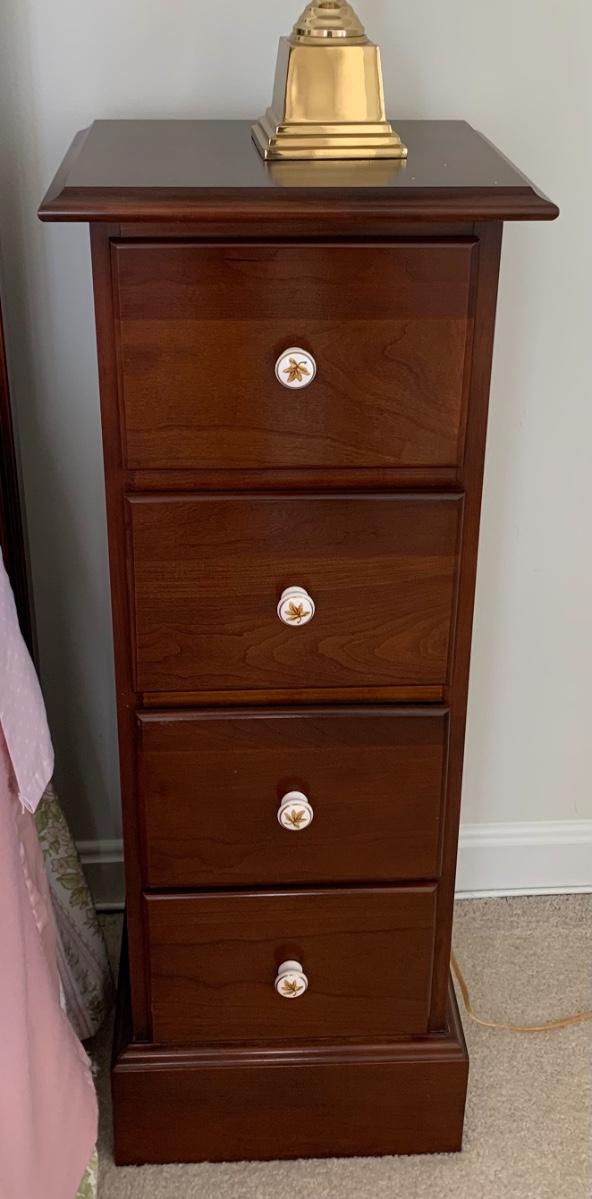 Night stand 4 drawers | EstateSales.org