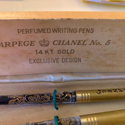 Vintage Pen Set | EstateSales.org
