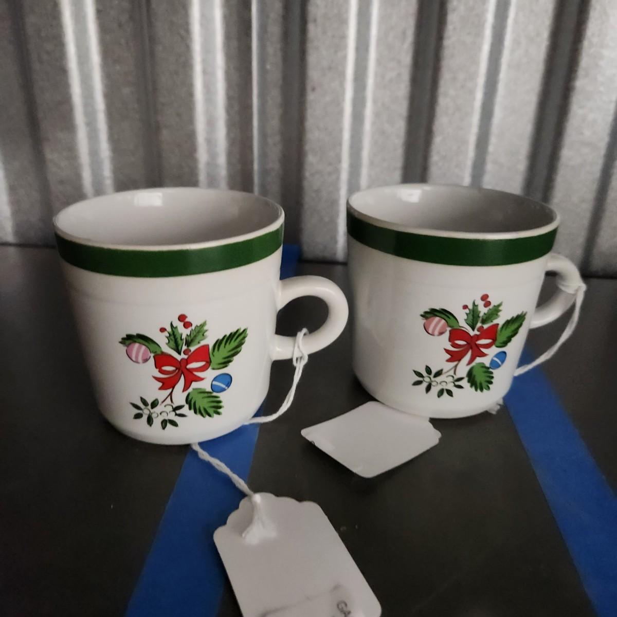 Christmas mugs | EstateSales.org