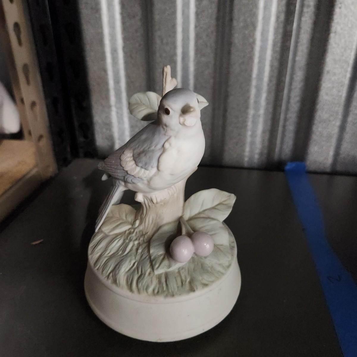 Porcelain bird music box | EstateSales.org