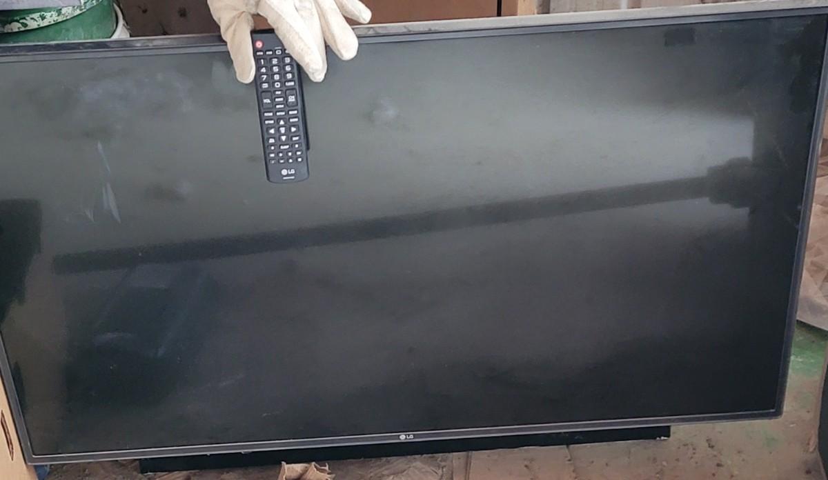 LG 40" TV | EstateSales.org
