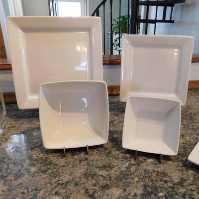 DINNERWARE AND DRINKING VESSELS | EstateSales.org