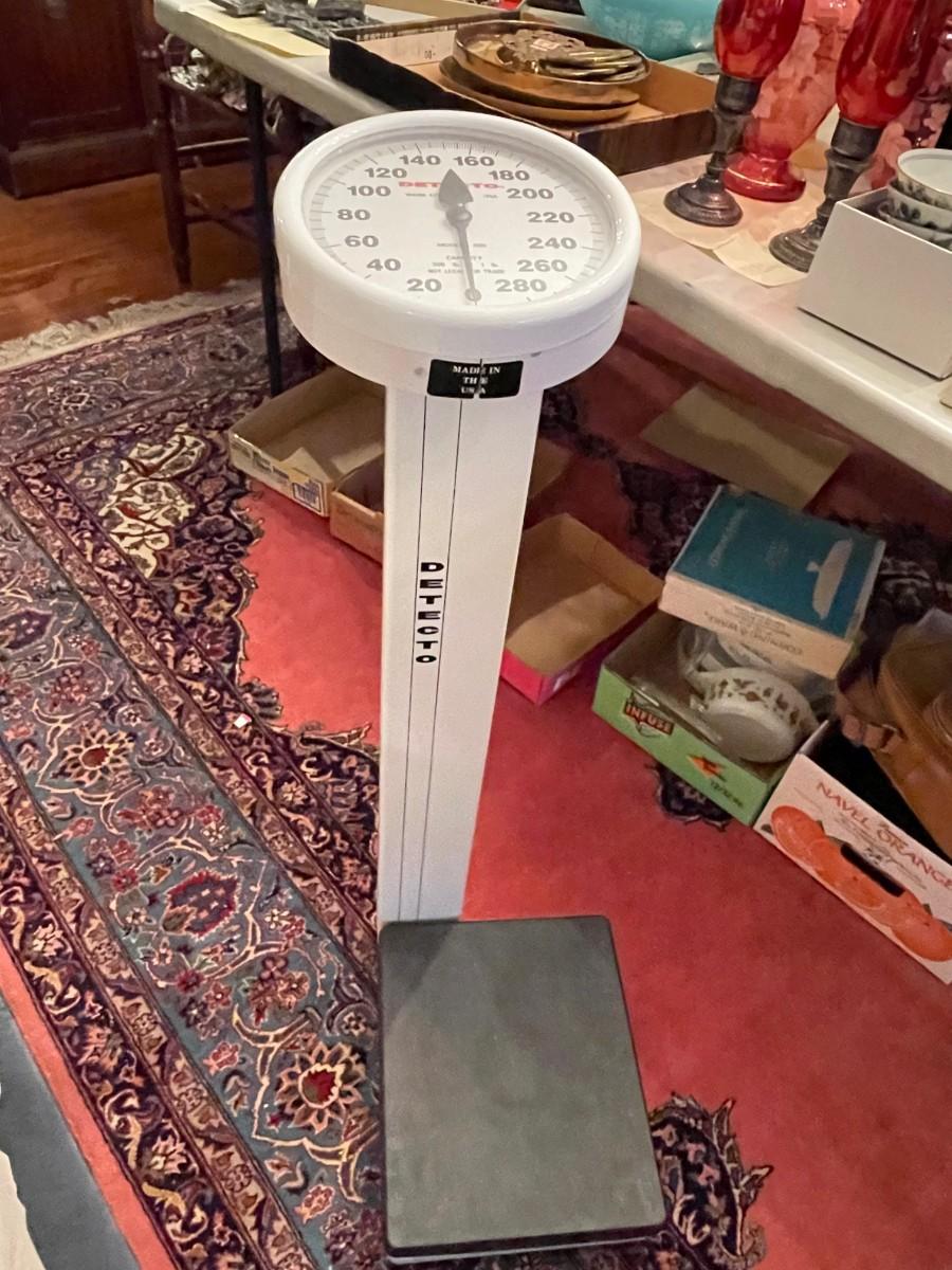 Upright floor scale | EstateSales.org