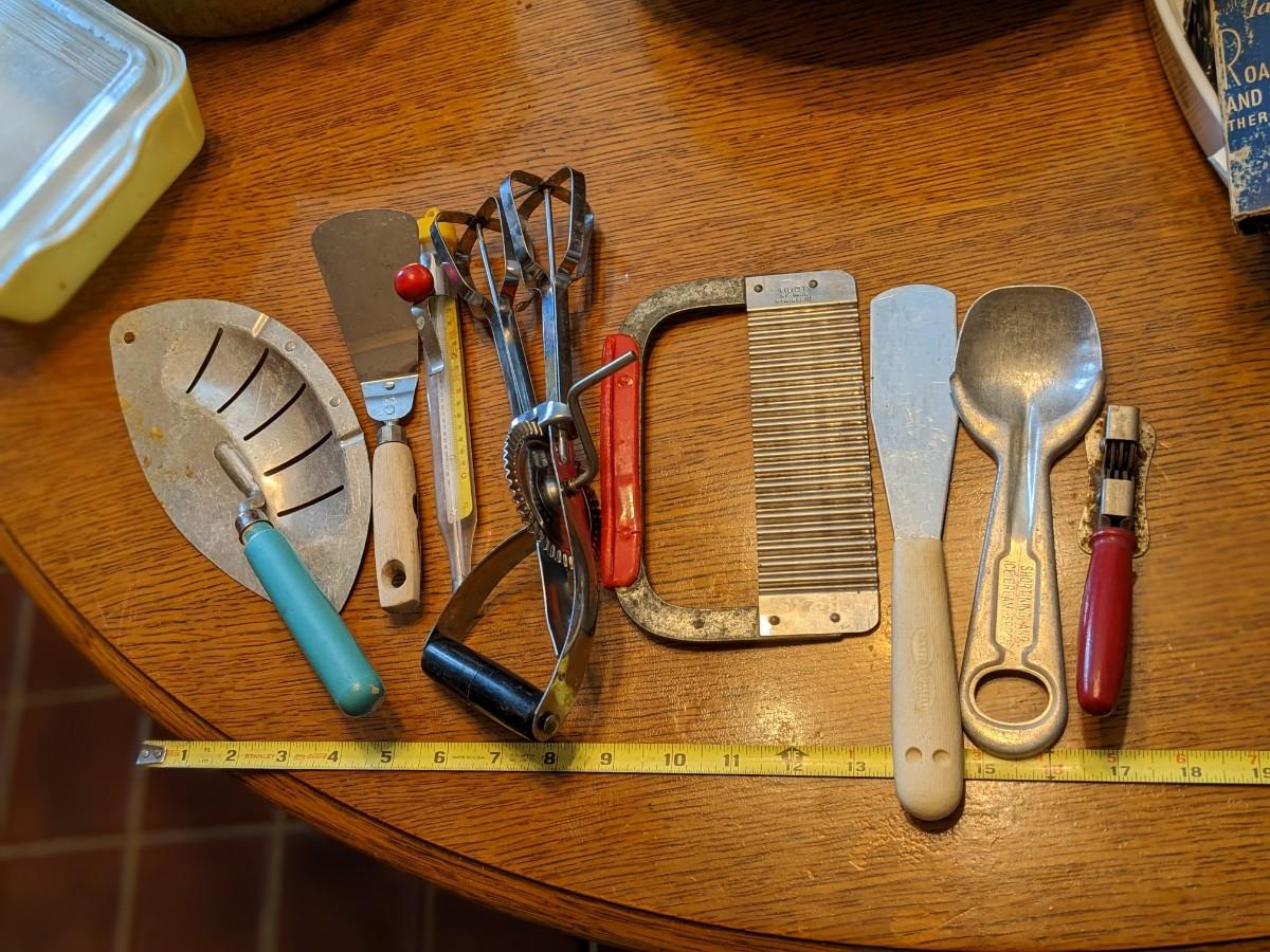Lot of Vintage Kitchen Tools | EstateSales.org