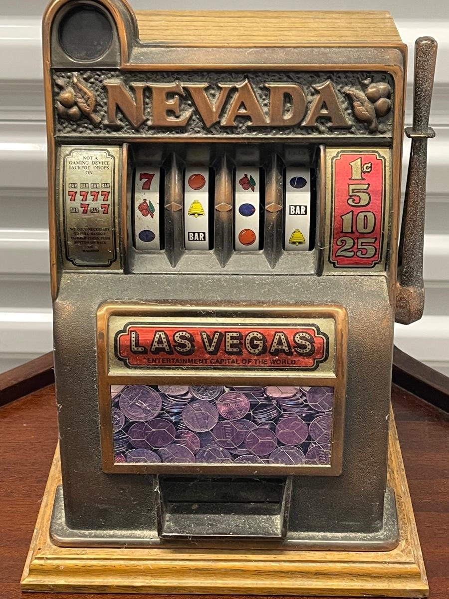 Slot machine. Works. 13” x 8” | EstateSales.org