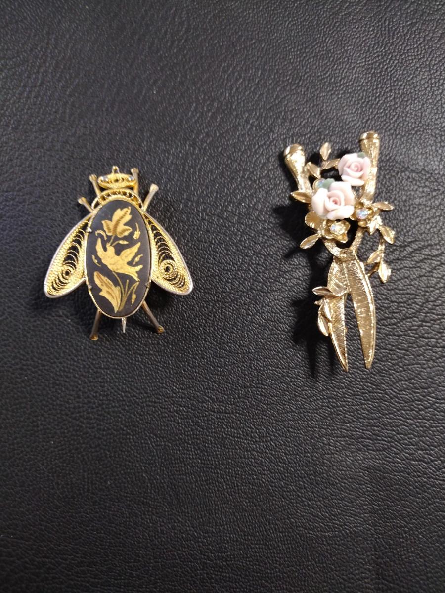 2 Brooch Pins | EstateSales.org