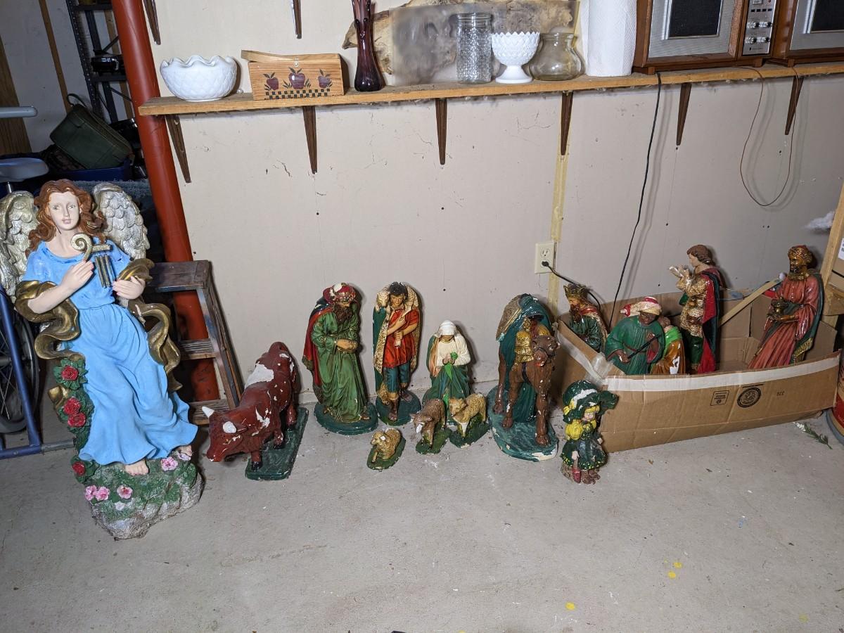 Collection of Manger Figurines | EstateSales.org