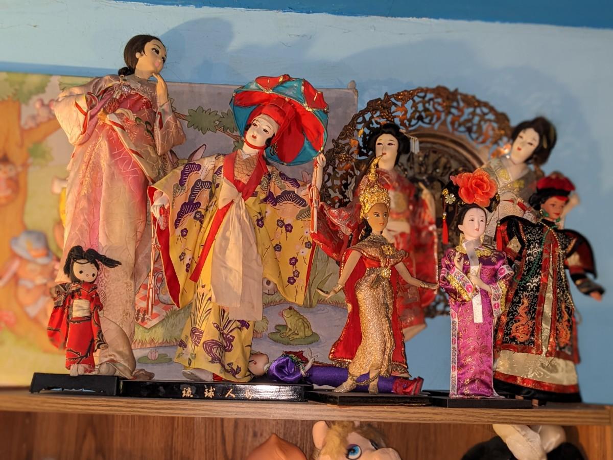 Lot of Asian Dolls | EstateSales.org