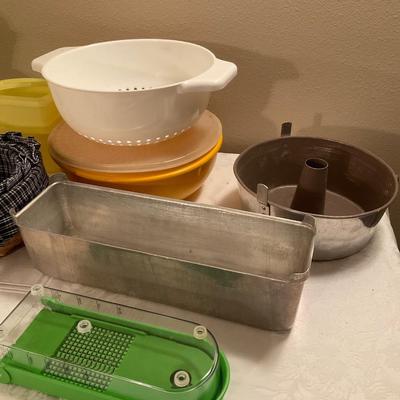 Tupperware & baskets | EstateSales.org