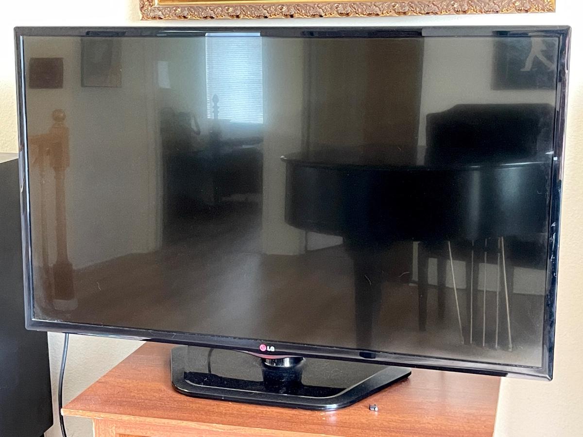 Lot 42 LG Flat Screen TV 42" Assembled 2014 | EstateSales.org