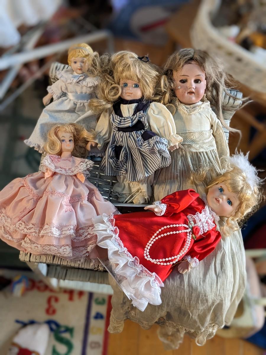 Lot of 5 Medium Dolls | EstateSales.org