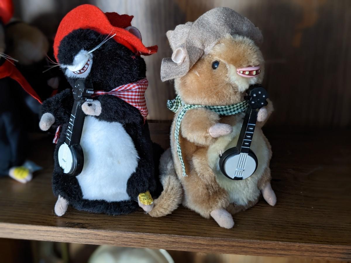 2 GEMMY Singing Dancing Hamsters, connected tails | EstateSales.org