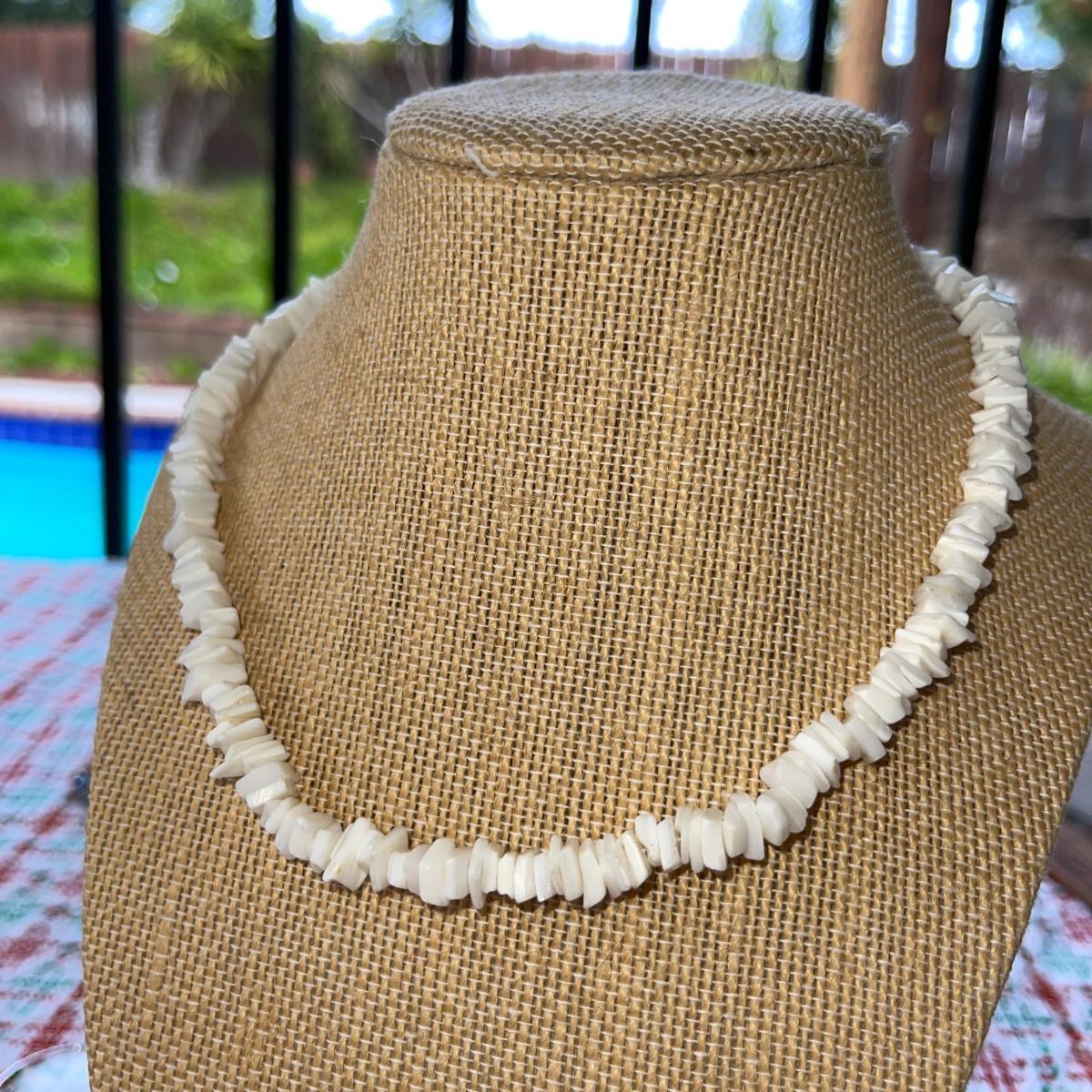 LOT 116 VINTAGE PUKA SHELL NECKLACE | EstateSales.org