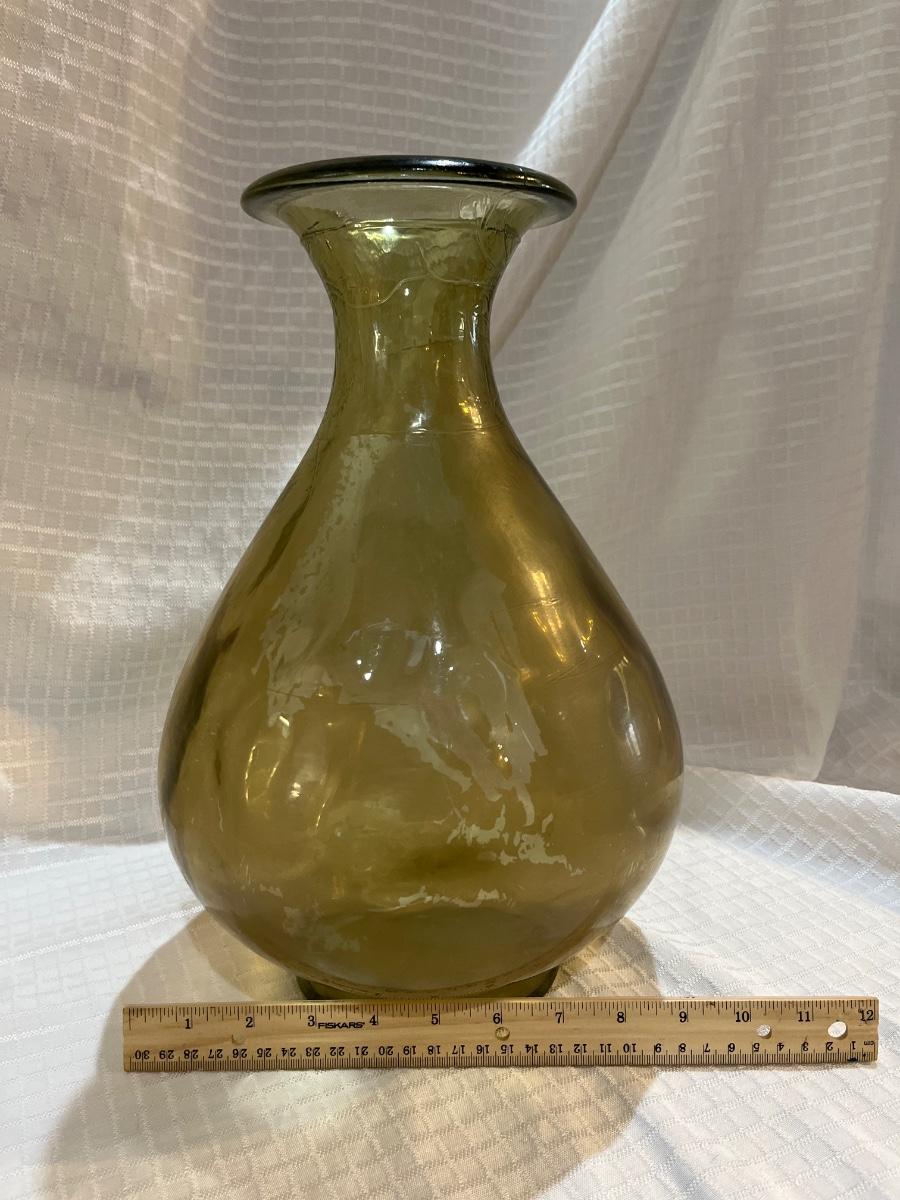 Large tear drop shape vase | EstateSales.org