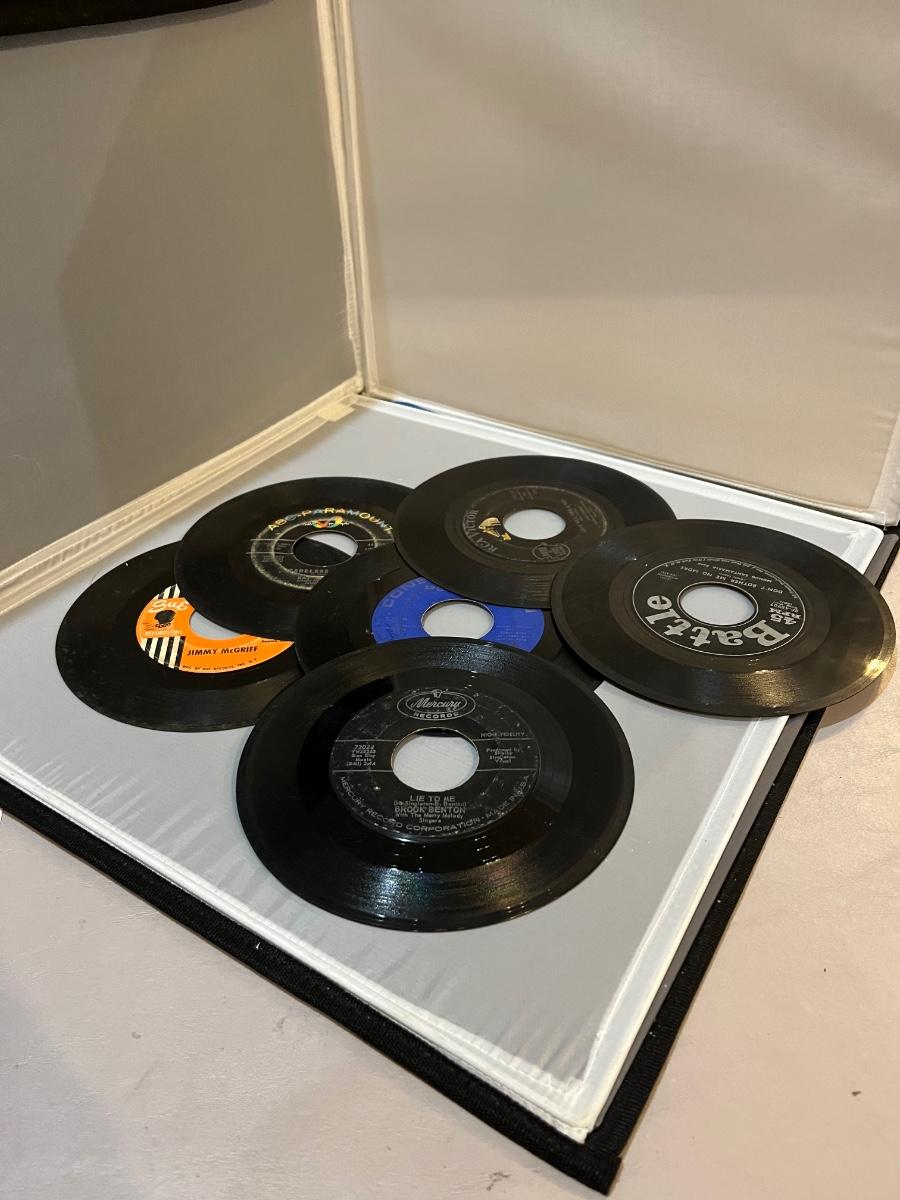 Stack of 45’s | EstateSales.org