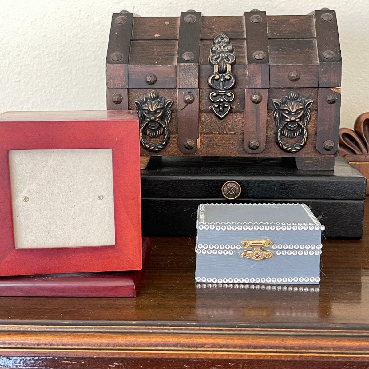 LOT 151 GROUP OF JEWELRY BOXES & FRAME TREASURE CHEST | EstateSales.org