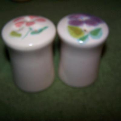 LOT 66 GREAT MID CENTURY SALT/PEPPER SHAKERS FRANCISCAN | EstateSales.org