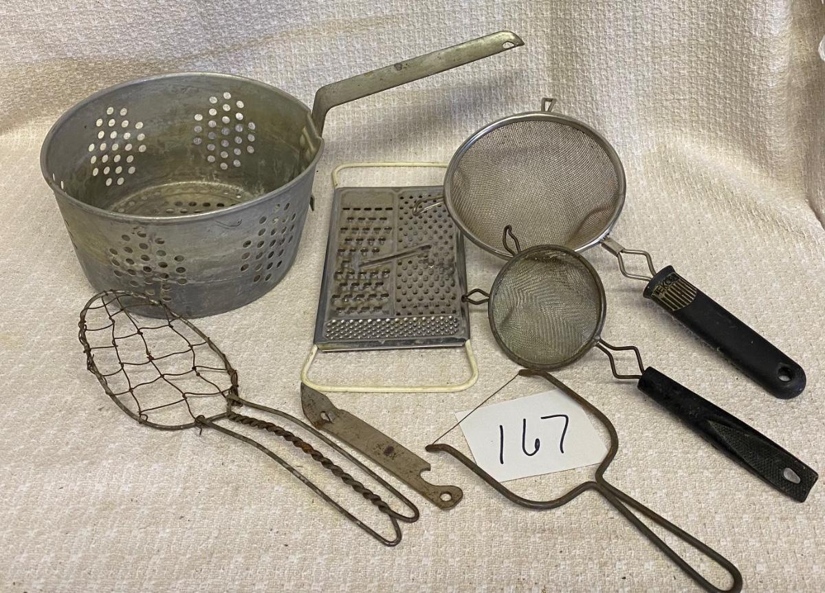 Vintage Kitchen Wear | EstateSales.org