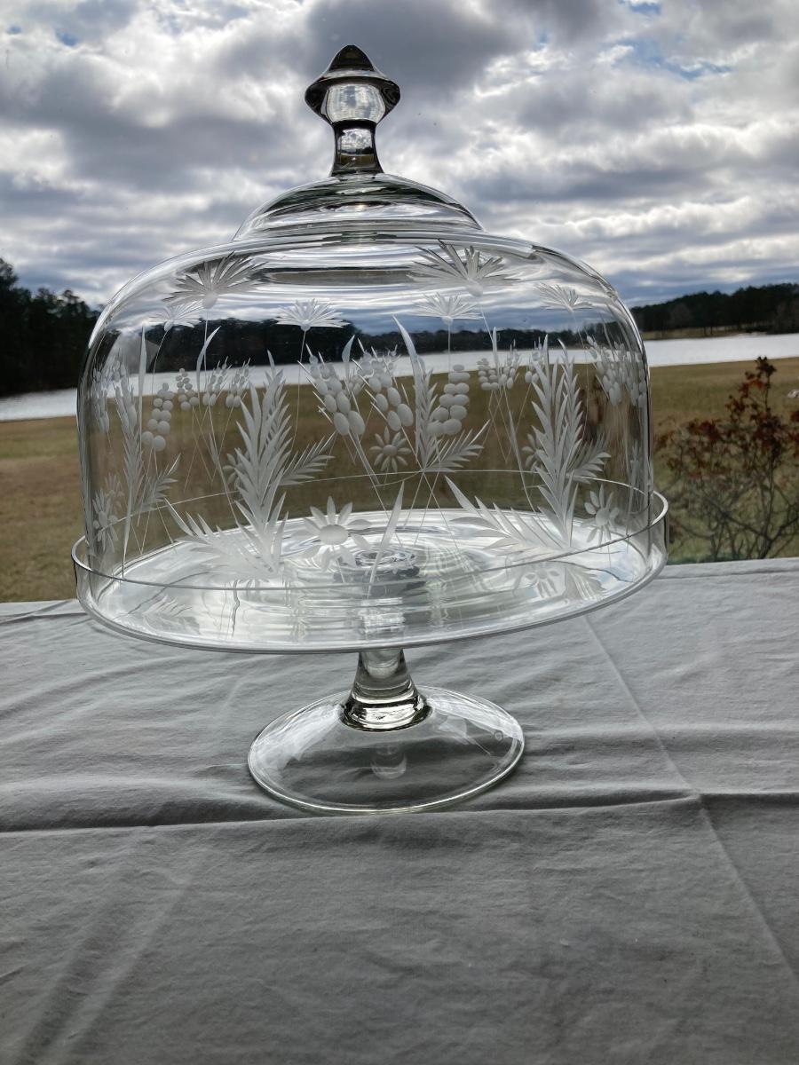 Etched dome glass cake plate w/cover | EstateSales.org