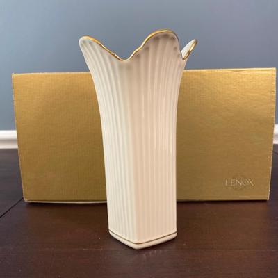 LOT83: Lenox Collection: Frames & Vase | EstateSales.org