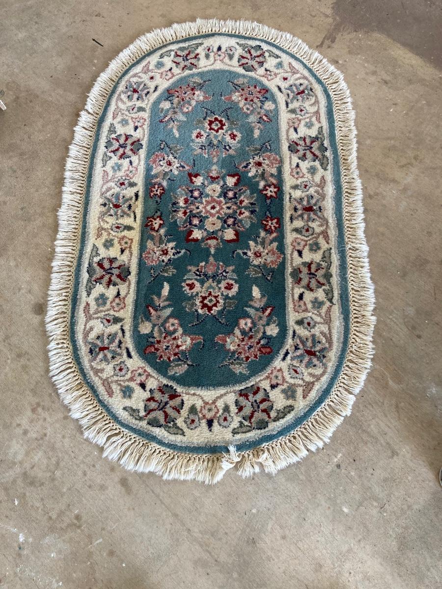 Small oval area rug | EstateSales.org