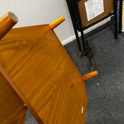 Golden Oak End Table with Turned Legs | EstateSales.org