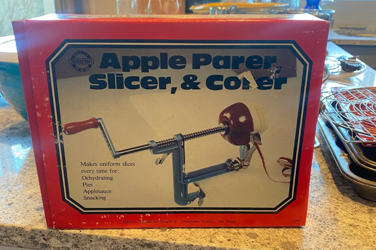 Hand cranked apple peeler corer | EstateSales.org