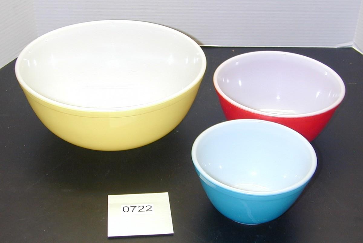 3 Colored Pyrex Nesting Bowls Lot 722 | EstateSales.org