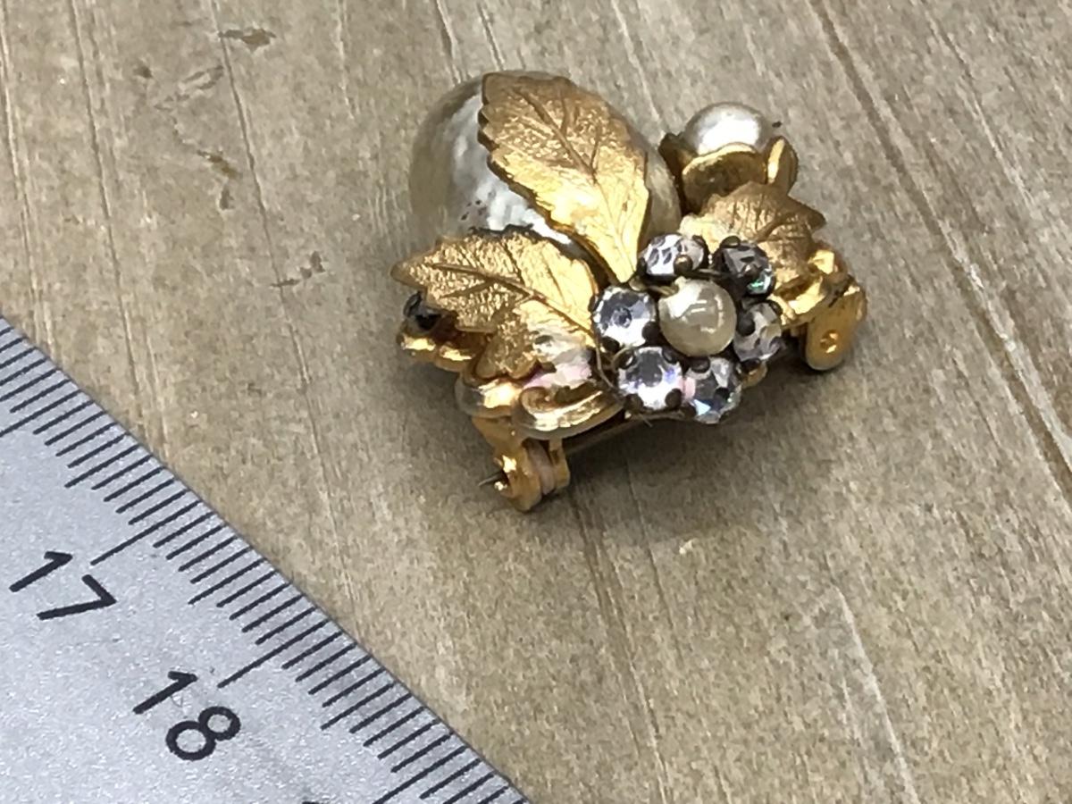 Gorgeous Petite Vintage Cluster pin | EstateSales.org