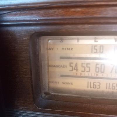 VINTAGE SILVERTONE TUBE RADIO MODEL 7108 | EstateSales.org